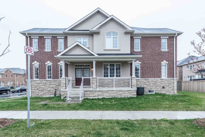 Specious 4bdr Home In Milton - Milton