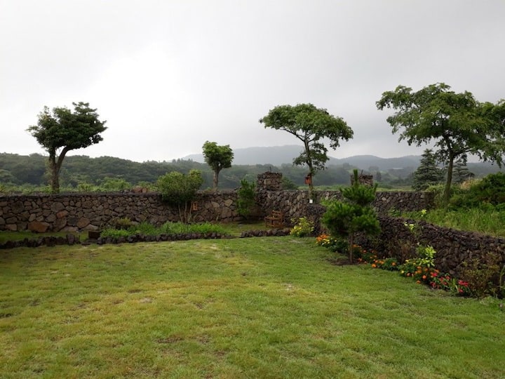 소오민박, 곶자왈과 세계자연유산 거문오름이 감싸는 별채민박 - Jeju-si