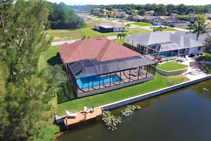 Water Front, 4bed, 3 Bath, Heated Pool Home - Cape Coral, FL