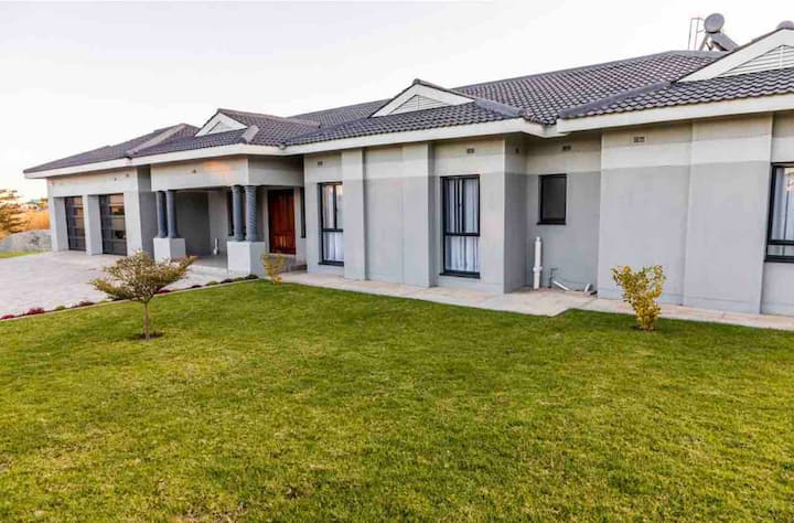 6-bedroom, 6-bathroom Villa In Harare - Harare