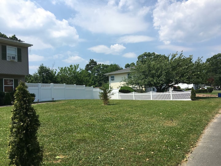 3 Bedrooms, 4 Beds, 5 Guests, (Upper Unit) - Deer Park, NY