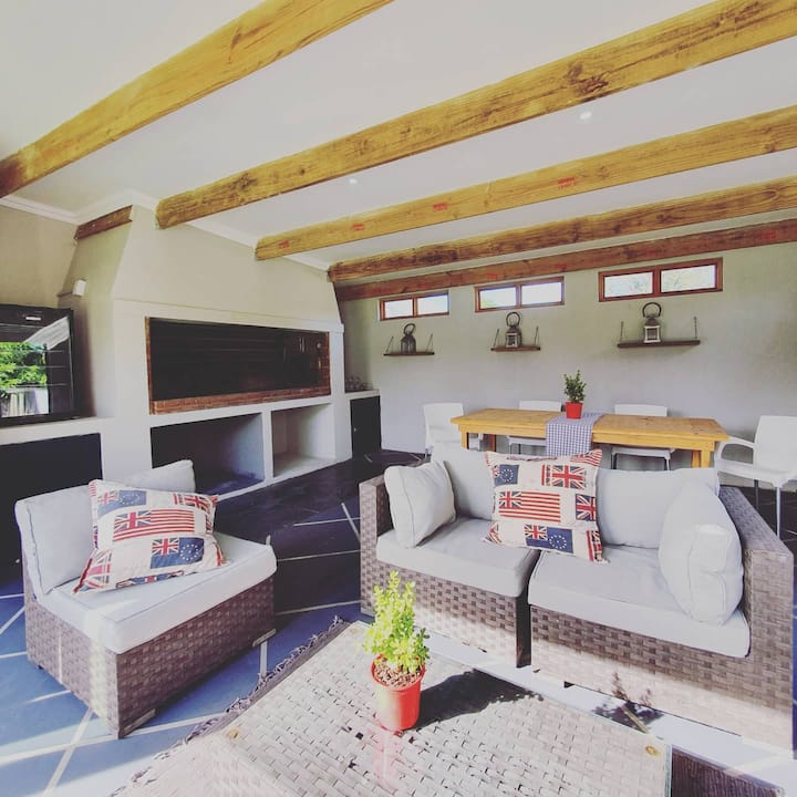 Two Fat Owls, A Comfortable, Welcoming Guest House - George