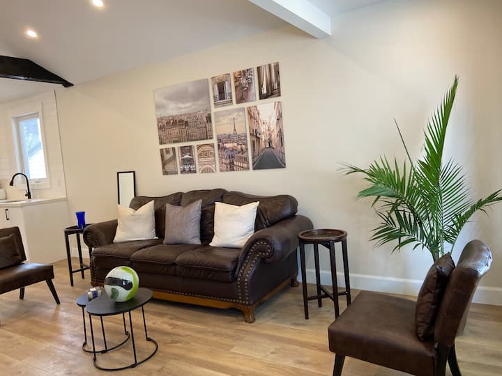 Travellers Delight In Beautiful Hamilton Bungalow - Hamilton, ON, Canada