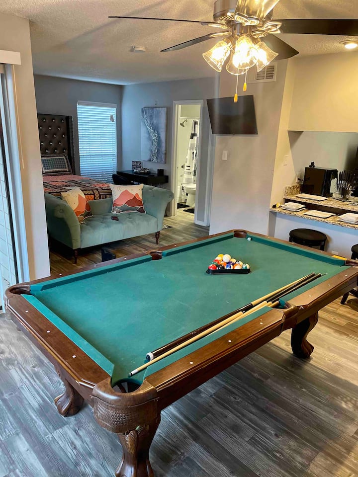 Entertainment Dist. 1st Floor Studio + Pool Table - Arlington, TX