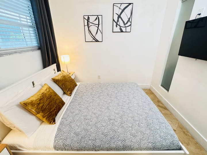 Apartment In South Miami Beach ! 1 Block 2 Beach ! - South Beach, FL