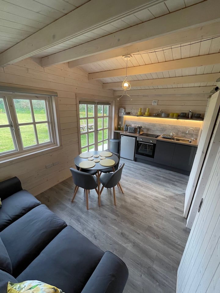 Cozy 2 Bedroom Cabin In Great Central Location - Helston