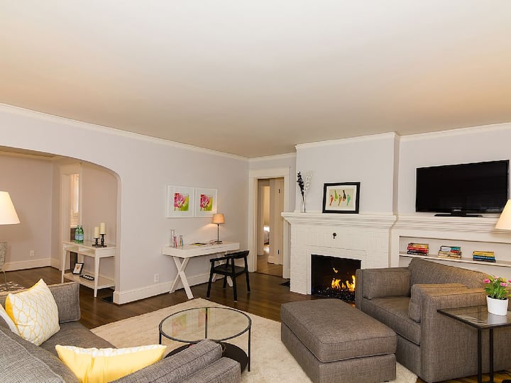 Fashionable Flat Close-in East Side - Portland, OR