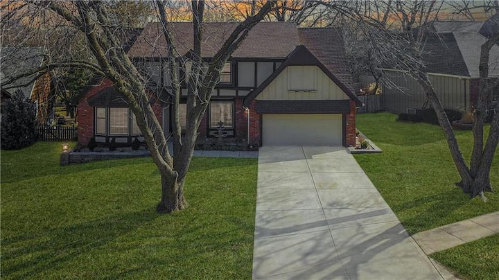 Large Home In Overland Park - Overland Park, KS