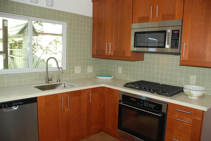 Sunny Convenient Berkeley Apartment - Berkeley, CA