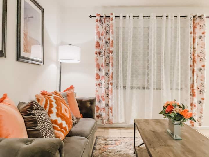 Affordable Retro Retreat | 80s Townhouse | 2 Bdrms - Tallahassee, FL