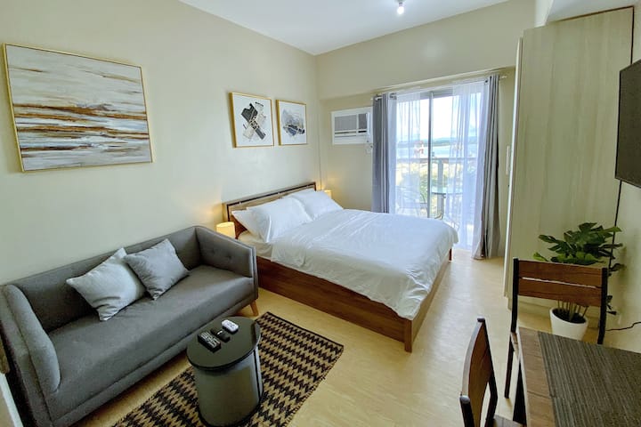Studio W/ Balcony @Sunvida Across Sm City Cebu - Cebu