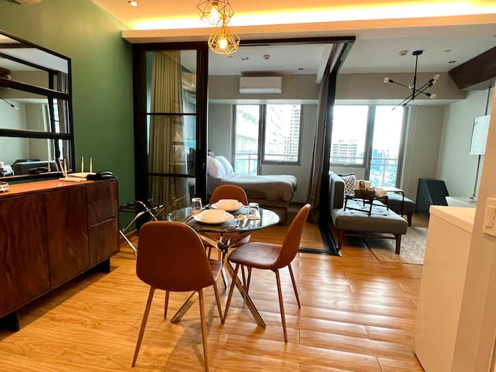 Spacious Bedroom Deluxe With Balcony Near Rockwell - Manila