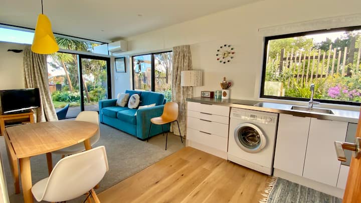 Modern Self-contained Unit With Panoramic Views - Lyttelton