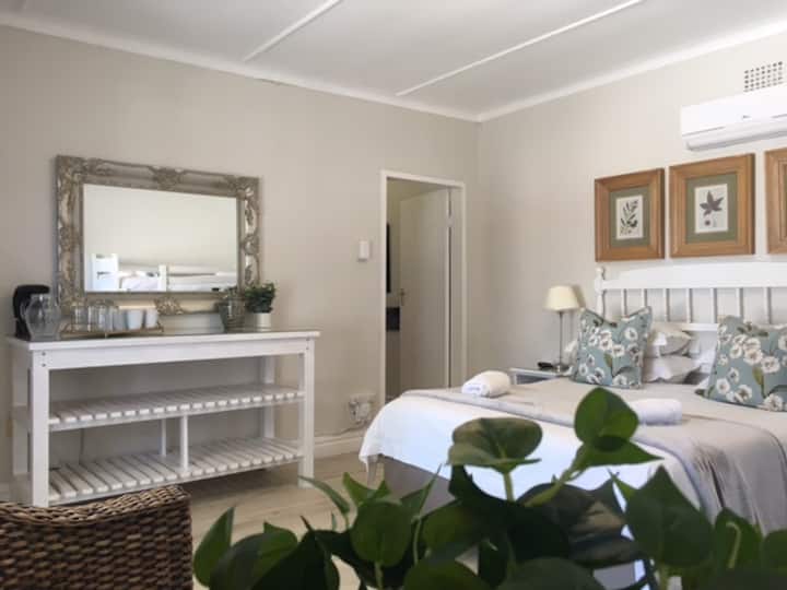 Wagon Wheel Deluxe Room Queen + Bunker + Bunker - Beaufort West