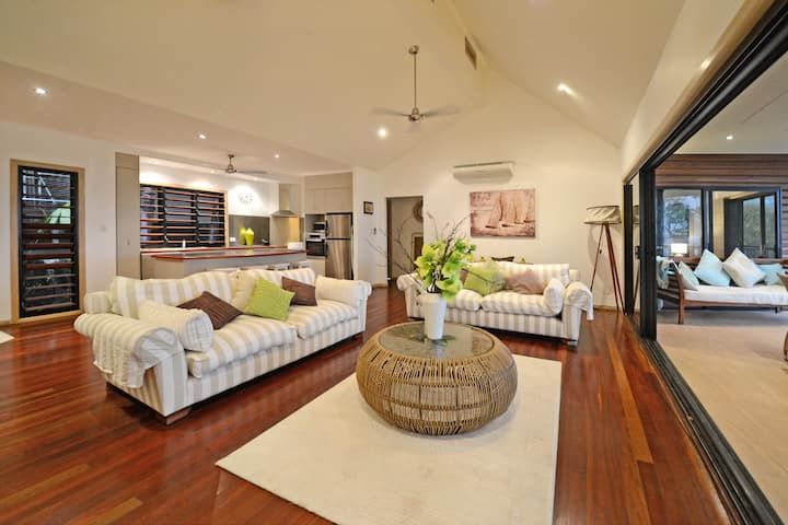 Beautiful Centrally Located,private Pool Sea Views - Airlie Beach