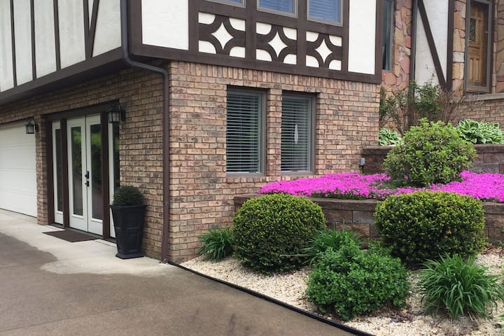 Hof Week -Hofhideaway - Canton, OH