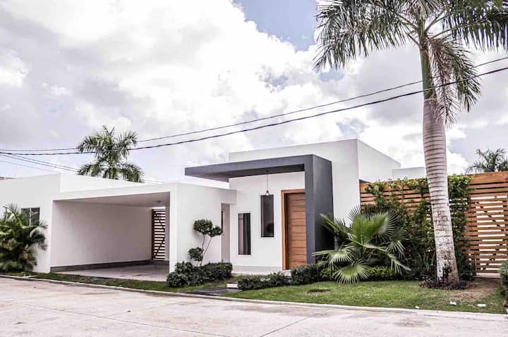 Beautiful  Villa With Pool, King/queen Beds, Bbq - Punta Cana