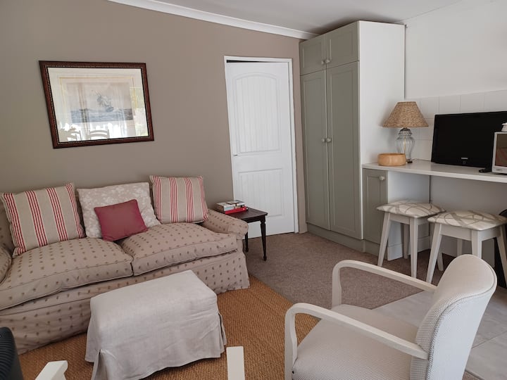 French Country Chic * Hyde Park Close * Garden * - Sandton