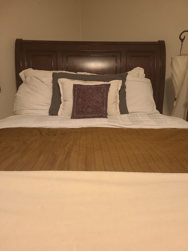 Quiet And Comfortable Private Bedroom/ Bathroom . - Stockton, CA