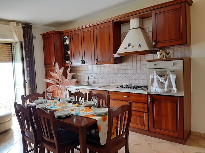 Appartamento Posto Al 2 Piano Senza Ascensore Composto Da Salone Cucina Con Letto Matrimoniale Camera Da Letto Con Matrimoniale E Letto Singolo Bagno Con Box Doccia
Climatizzatore In Camera Lavatrice Tv - Amantea