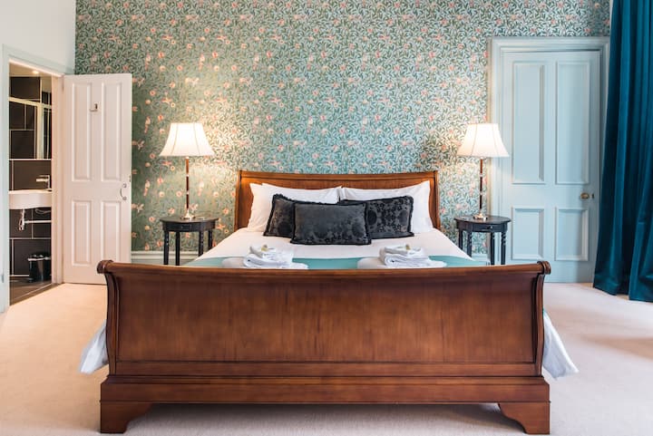 Enjoy A Warm Welcome In An Elegant, Spacious Home - Edinburgh