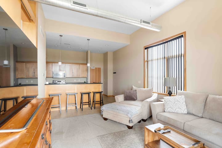 Classy Safe Private Apartment W/amenities - West Des Moines, IA