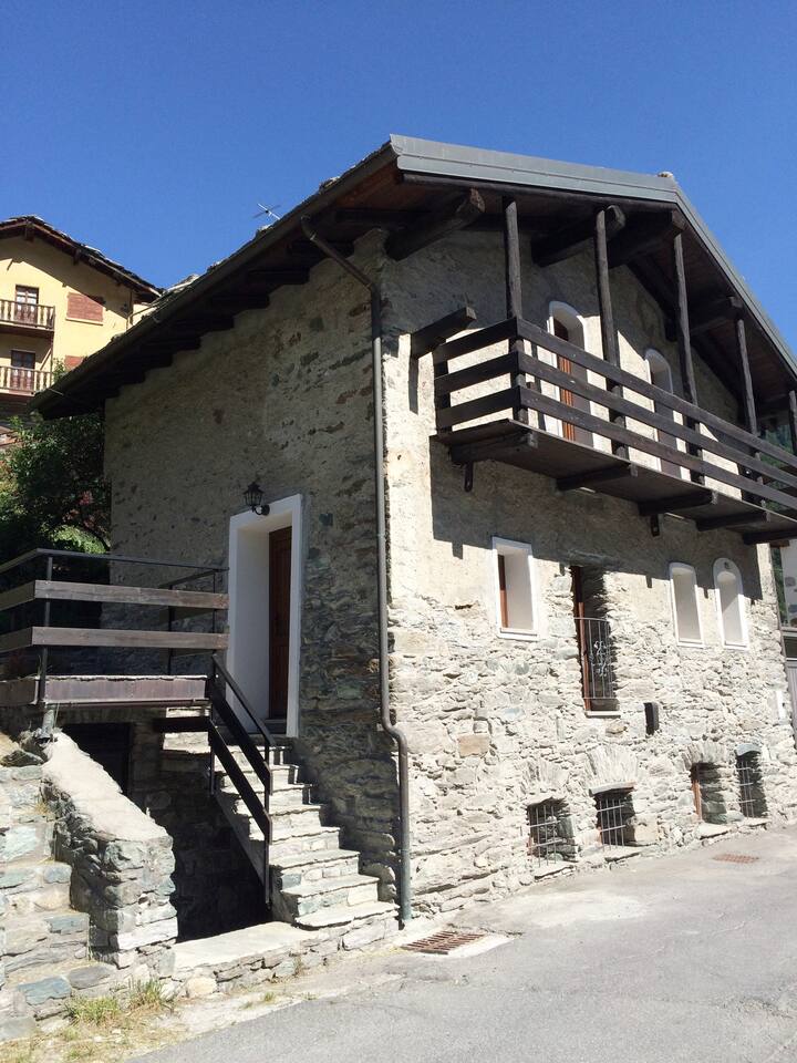 Appartamento In Antico Chalet Di Pietra. - Valtournenche