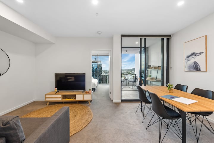 Mountain & Sunset Views W/ King Bed, Pool, Gym - Brisbane