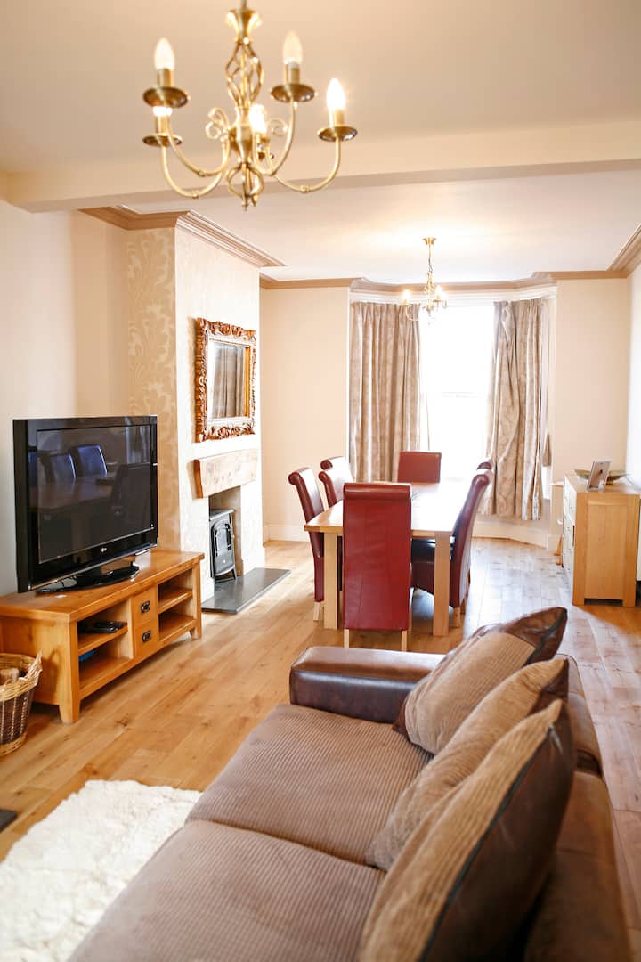 Victorian 5 Bed Town House 4 Poster Bed, Real Fire - Bala