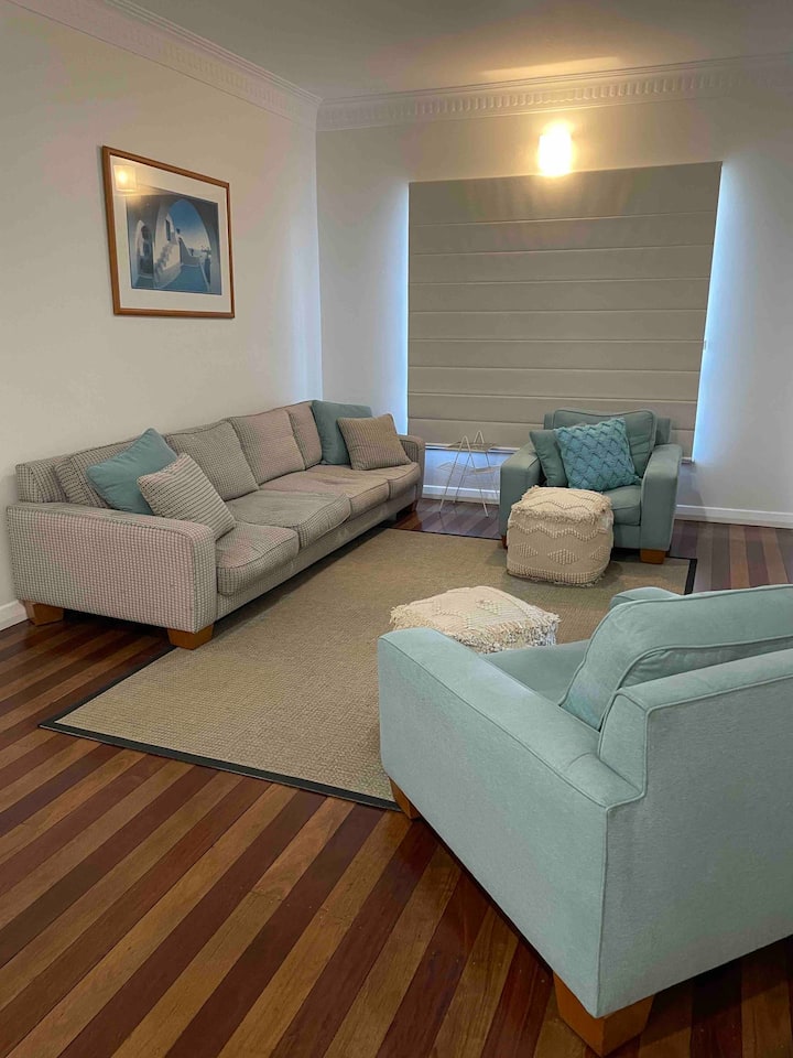 "Grace's Cottage" -Heritage Queen Room - Oakwood