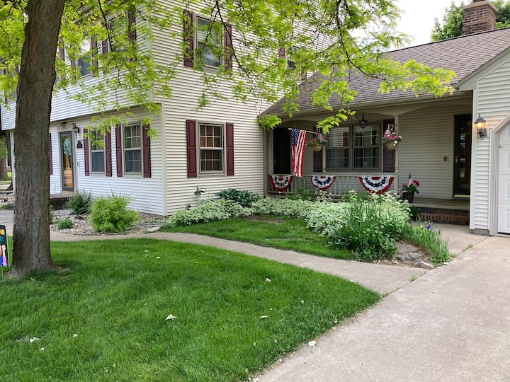 4 Bedroom Home 1.7 Miles From Eaa! - Oshkosh, WI