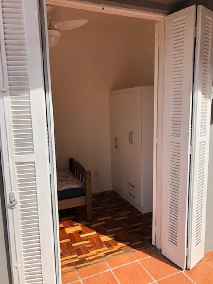 Quarto Na Varanda A 2 Quadras Da Ufrgs E Outros. - Porto Alegre