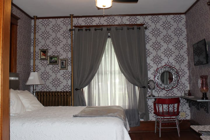 Kingston Chervaney Suite - Cedar Rapids, IA