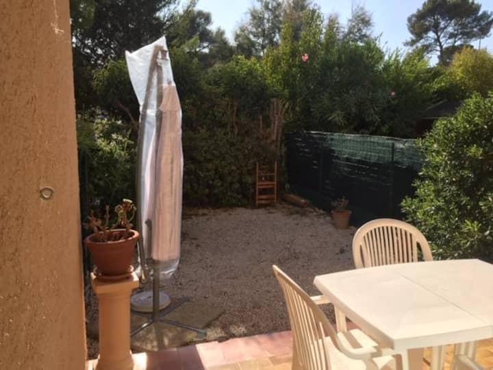 Proche De La Mer Agréable Studio En Rez De Jardin - Carqueiranne