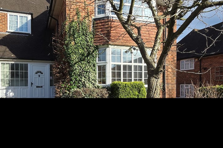 Charming 4 Bedroom Home Luton - Luton