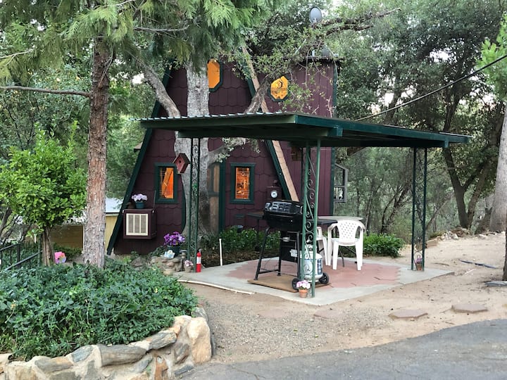 Yosemite's Suite Retreat's "Gingerbread House, Perfect For 2! - Oakhurst, CA