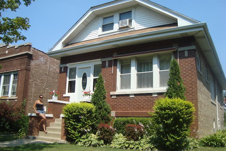 Gorgeous Berwyn Bungalow, Come Stay, And Enjoy!!! - Brookfield, IL