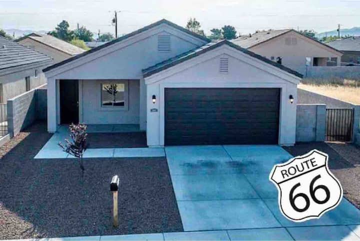 Unique Centrally Located Pet Friendly Home - Kingman, AZ