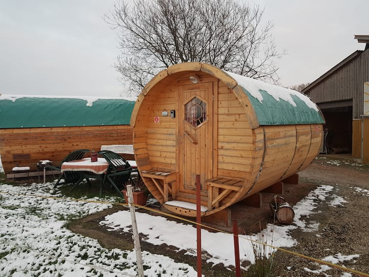 Fass Volker Im Grünen Auf Dem Biopferdehof - Melsungen