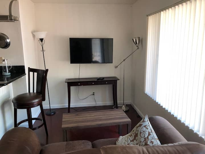 One Bedroom With Good Vibes In Downtown Sacramento - Sacramento, CA