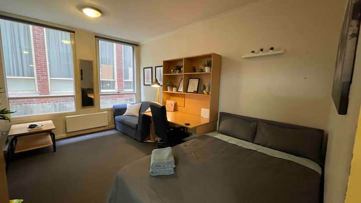 Cozy Studio Apartment, Iconic Flinders St Location - Melbourne