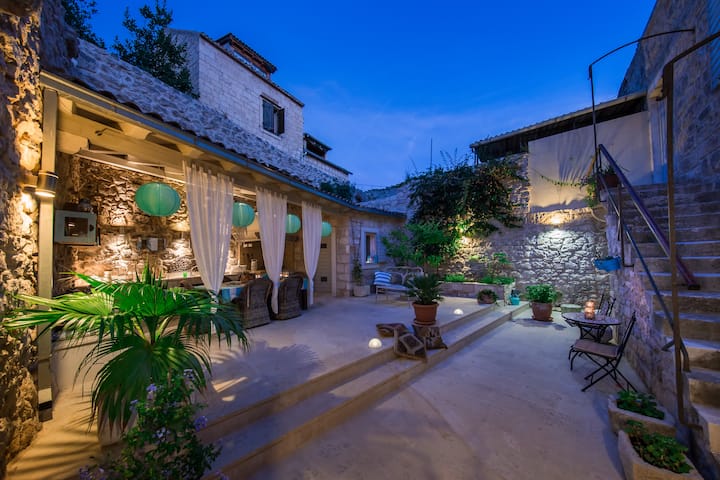 Villa Artemis, Vis - Vis