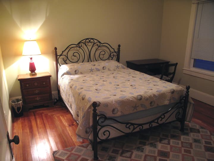 Comfy Private Room On Main Street (I) - Hudson, NH