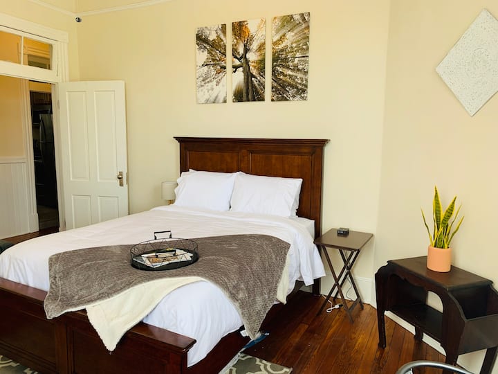 Sunflower Suite - Second Floor Victorian Flat - Savannah, GA