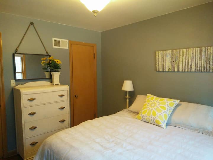 Adorable 1 Bedroom Lower In The Grove - Brookfield, WI