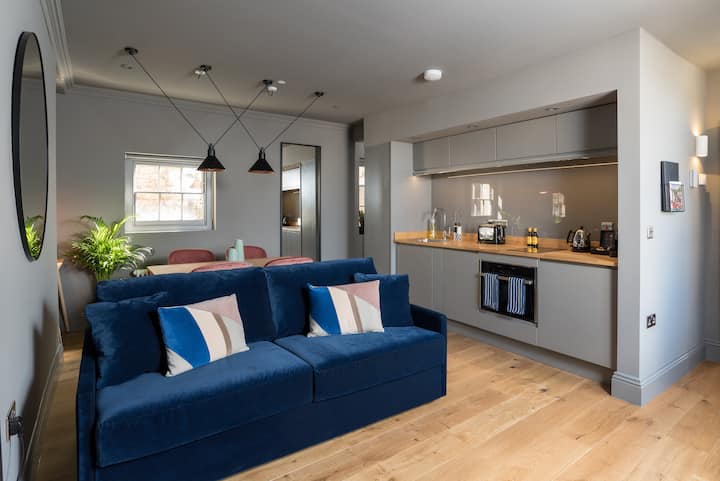 Deluxe Studio Apartment - Upper Floor - No Lift - Bath