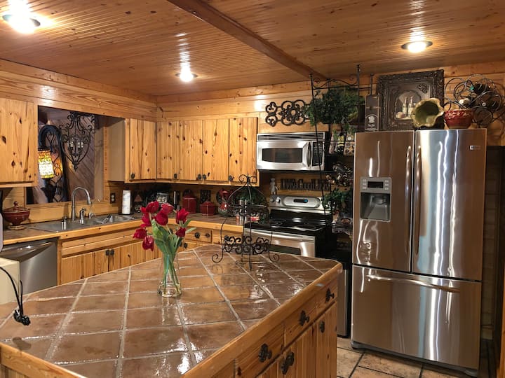 City Between The Lakes Cabin Retreat - Nashville, TN