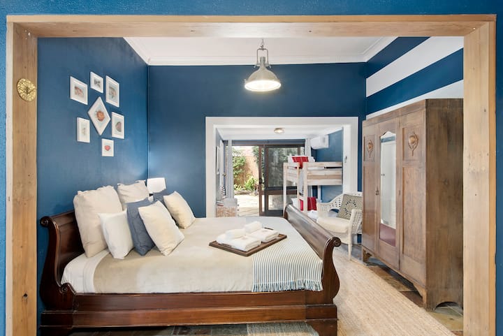 Designer Family Apartment With Courtyard - Manly