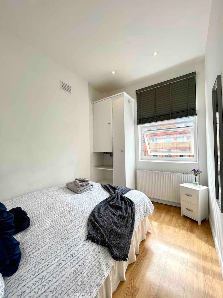 2 Bdr Flat W/ Canal View - London