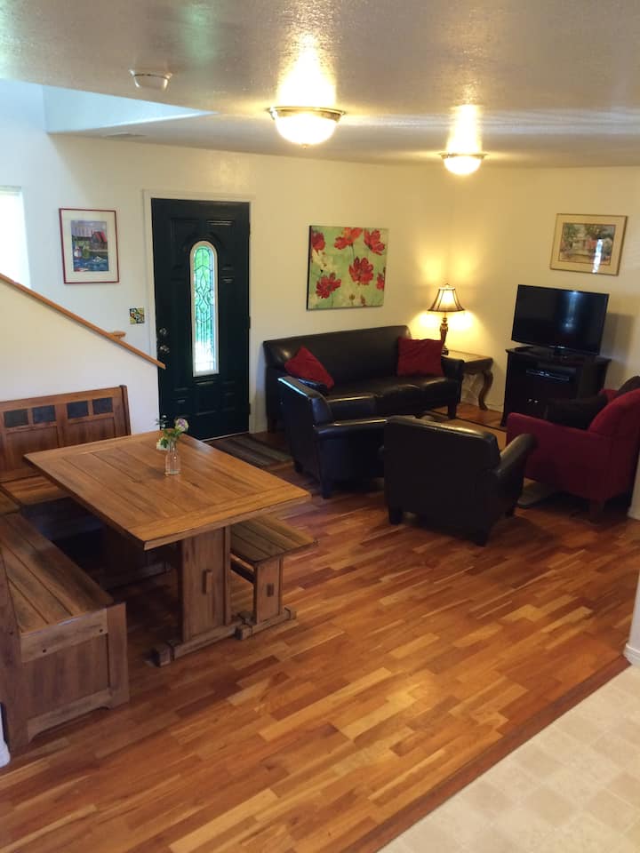 Comfy And Cozy Arcata Guest House - Arcata, CA